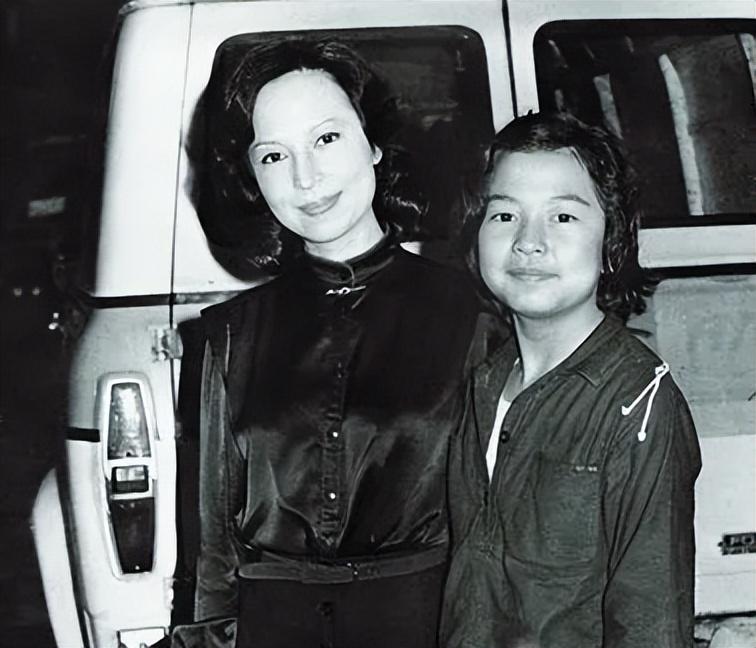 艳星狄娜：一脱成名逢戏必火，中年放弃演戏，为祖国导航事业奉献_百科TA说