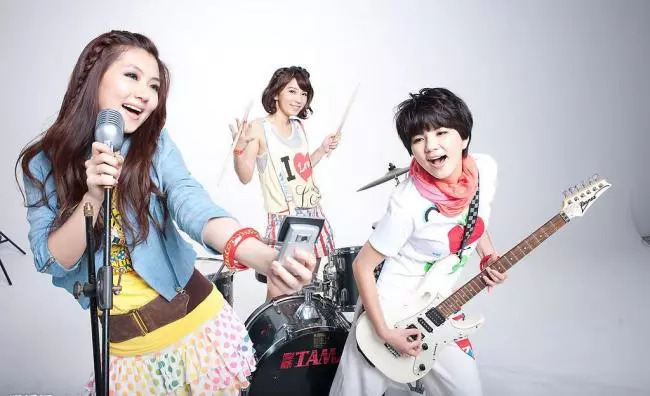 Super Star（2003年S.H.E演唱的摇滚歌曲）_百度百科