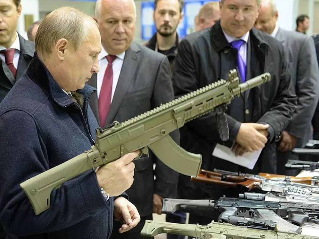 面世7年，AK12终于装备俄军，为啥这支更差的枪却能中标？_百科TA说