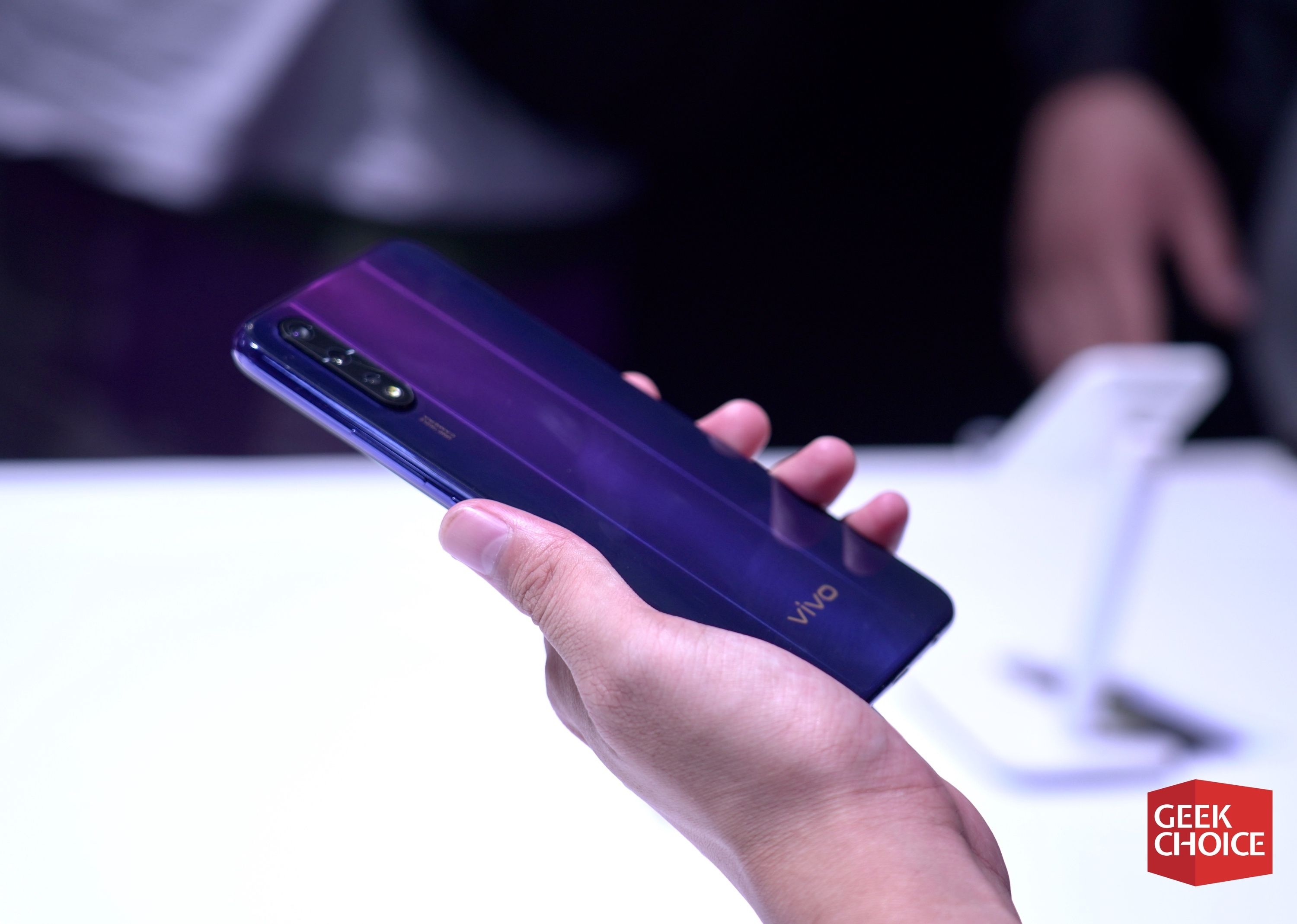 vivo Z5 现场体验：1598 元起售，有屏幕指纹和 4500 毫安时电池_百科TA说