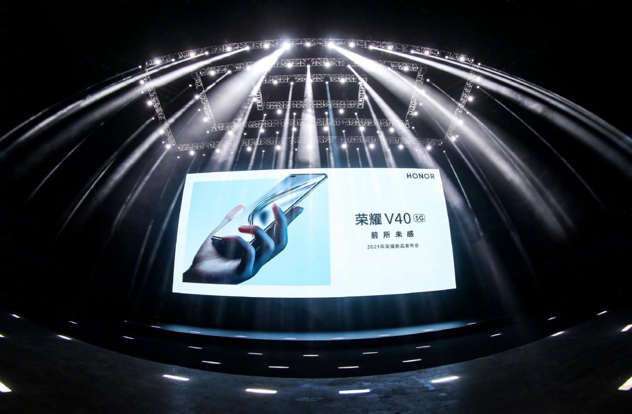 荣耀V40发布，售价遭遇小米10精准狙击，选谁？_百科TA说