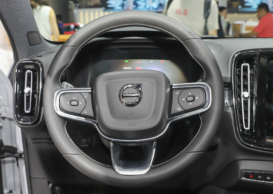 沃尔沃XC40新能源定位于紧凑型纯电动SUV，车身采用了双色设计_百科TA说