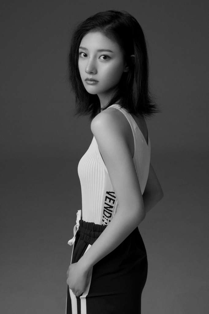 朱丽岚曝运动写真 黑白之间描绘飒爽青春_百科TA说