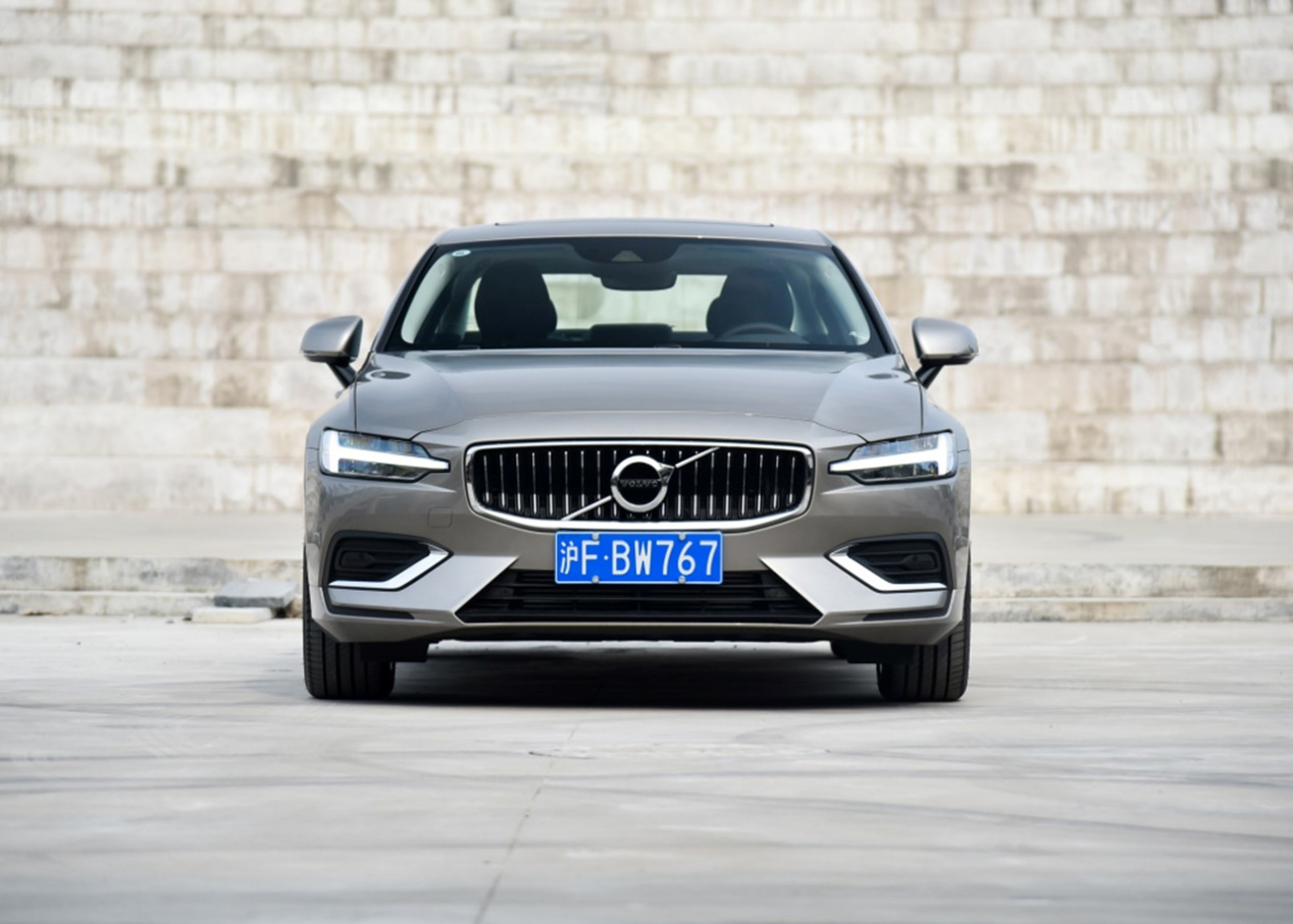 沃尔沃S60腹背受敌，价格上接近CT4，但其实是对标CT5_百科TA说