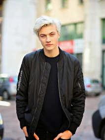 Lucky Blue Smith_百度百科